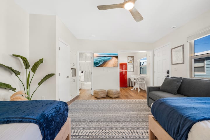 Luxe Large Studio In The Heart Of Pb With A/c - Birch Aquarium at Scripps Institution of Oceanography
