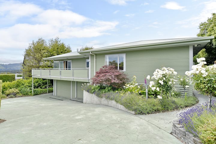 Views + Quiet, Akaroa Retreat- Pet Friendly - Akaroa