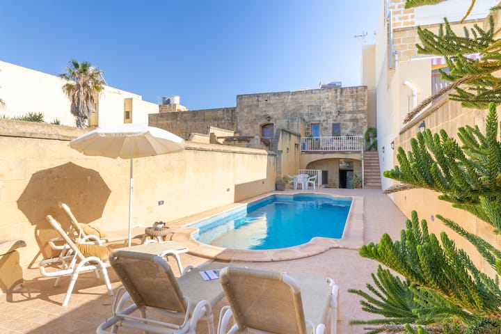 Ta'leli Pool Farmhouse In Gozo - Happy Rentals - Malta