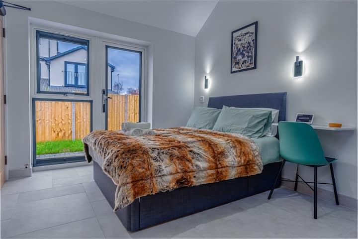 Serviced Bungalow: Modern & Convenient Bristol - Bristol