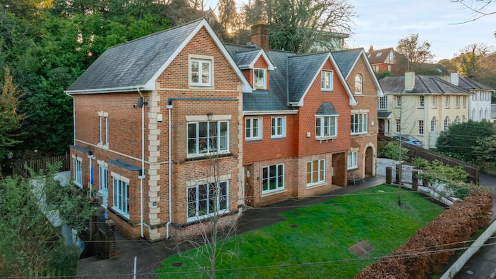 Easy Access To Town & Beaches With Secure Parking - Bournemouth