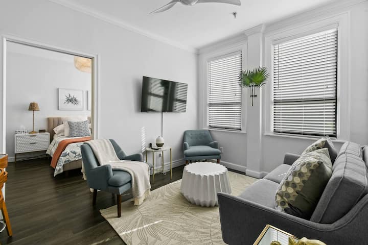 Offerpool/valet/stepstobeach/dining/retreat 2br - Palm Beach, FL