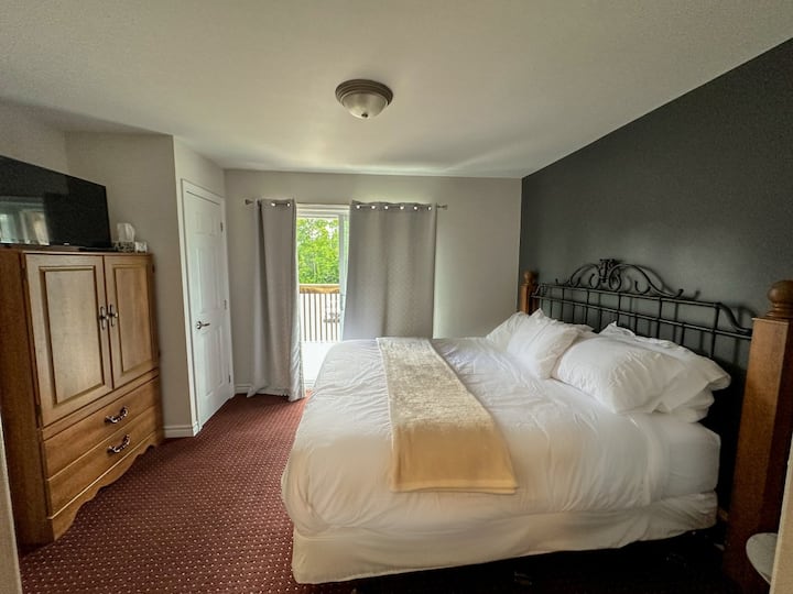 2 Bdrm 2.5bath Home. Kitchen, Patio W/bbq - Collingwood