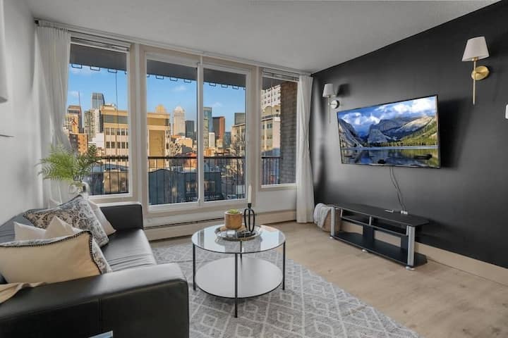 "Golden Shadows" | King Bed | Mins To Saddledome - Calgary