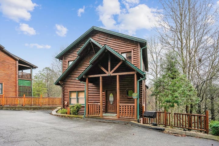 Spacious Mountain Cabin W/ Game Area & Hot Tub - Gatlinburg, TN
