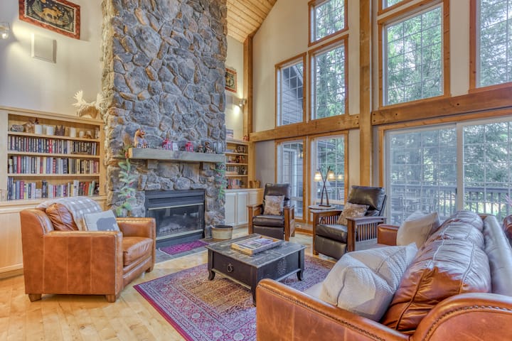 Lazy Bear Lodge- Hot Tub, Golf Views, Game Room - Oregon