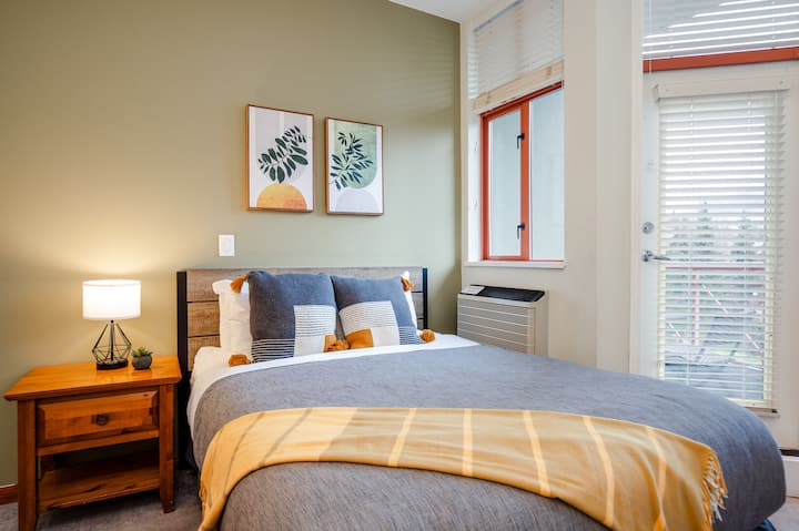 Studio | Private Balcony | Ac | Gym | In Village - Whistler