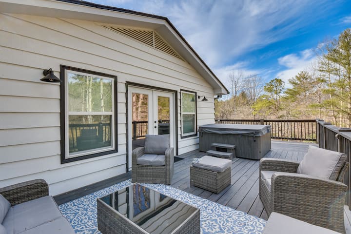 Luxe Highlands Haven W/ Fire Pit + Hot Tub! - Highlands, NC