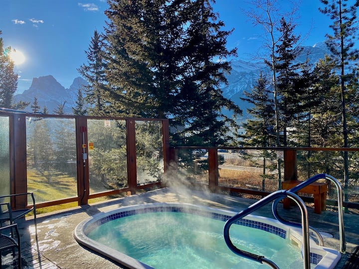 Romantic Mountain Escape - Outdoor Hot Tubs - Canmore