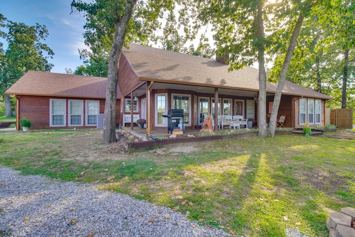 Dock, Views & Grill: Spacious Grand Lake Lodge - Disney