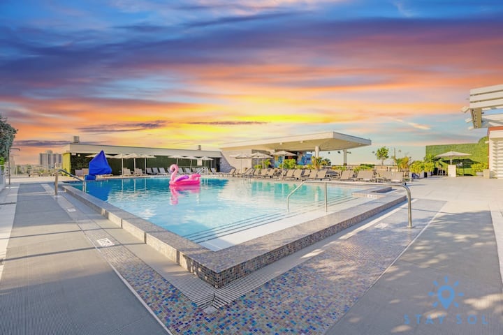 Modern Studio | Rooftop Pool+ Gym|near Beach - Hollywood, FL