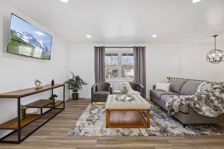 4br Family Home W/ Great Light | Lcp Collection - Bolingbrook