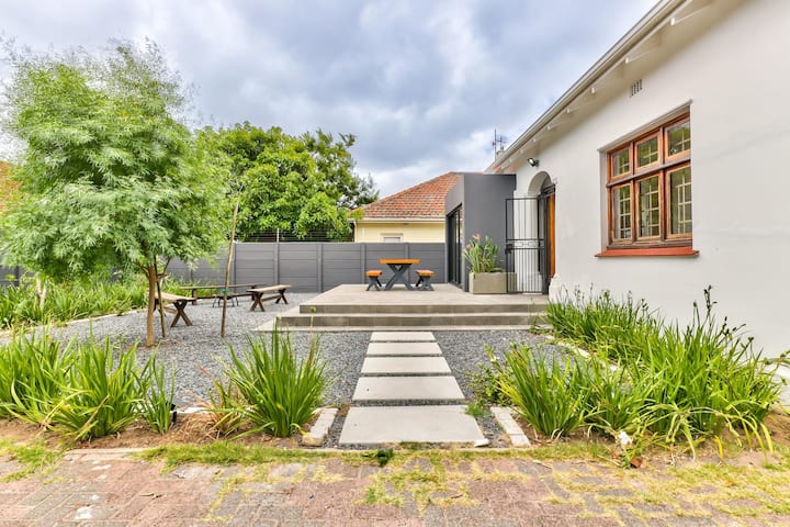 Spacious 6 Bedroom House In Charming Mowbray - Le Cap