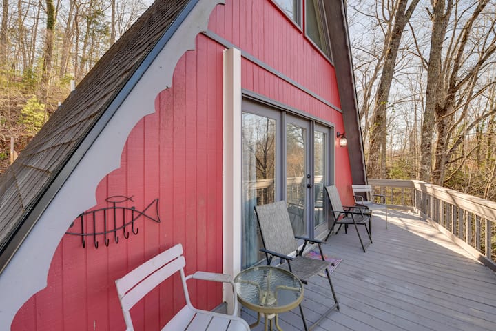 Charming Franklin Cabin With Deck: Stunning Views! - Franklin, NC