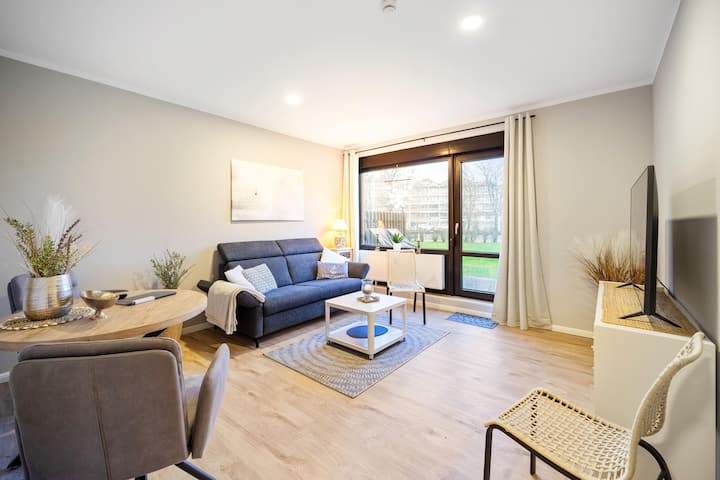 "Ankerplatz 1" - Harbor View, Parking Lot, Modern - Edewecht