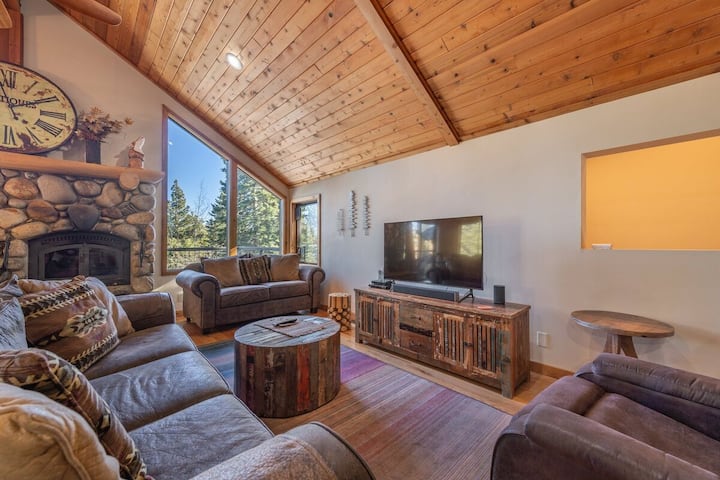 Talmont Neighborhood ~ 4 Bed 4 Bath ~ Dog Friendly - Tahoe City, CA