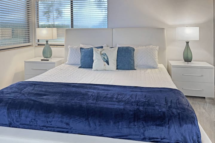 Waterfront Escape |Corner Condo |Resort Amenities - Wesley Chapel, FL