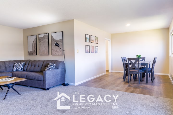 Warm 2/2 Duplex: Spacious Base Near Downtown - Casper, WY