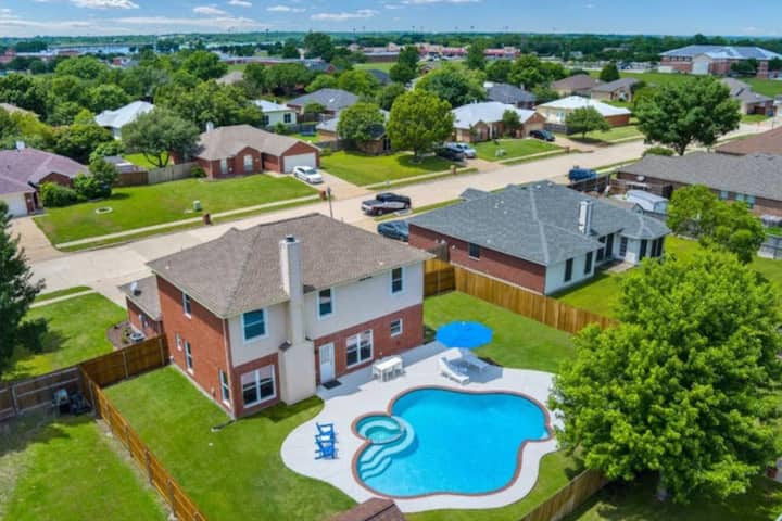Spacious 4 Bedroom With A Private Pool - Little Elm, TX