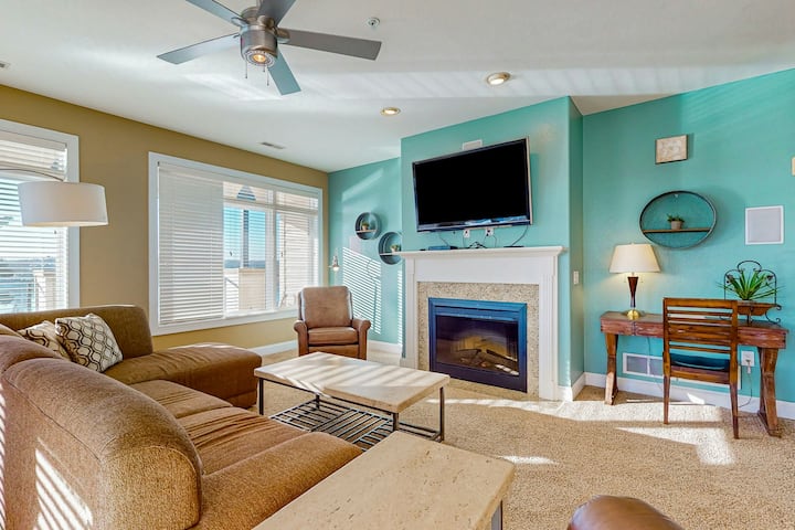 Lakefront Delton Grand 3br With Beaches & Pools - Wisconsin Dells, WI