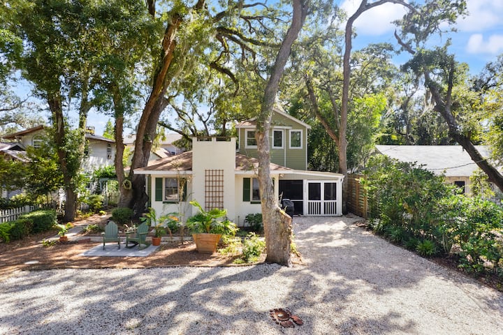 Large Beach House, Sleeps 12, Walk To The Beach! - St. Simons Island, GA