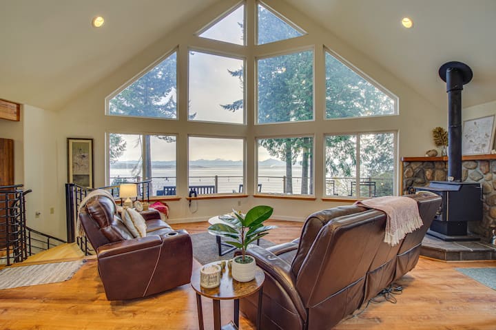 Hat Island Home W/ Stunning View & Wraparound Deck - Langley, WA