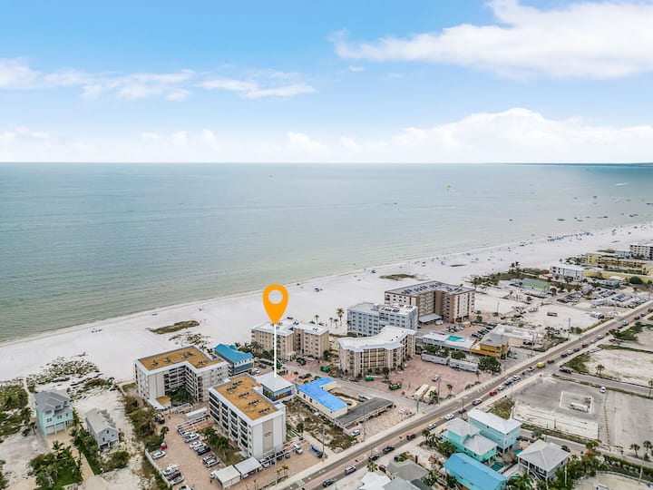 Cozy Beach House |Steps To Gulf, Pool & Spa Access - Fort Myers Beach, FL