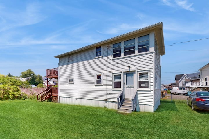 2br Coastal Retreat With Deck And Views - York