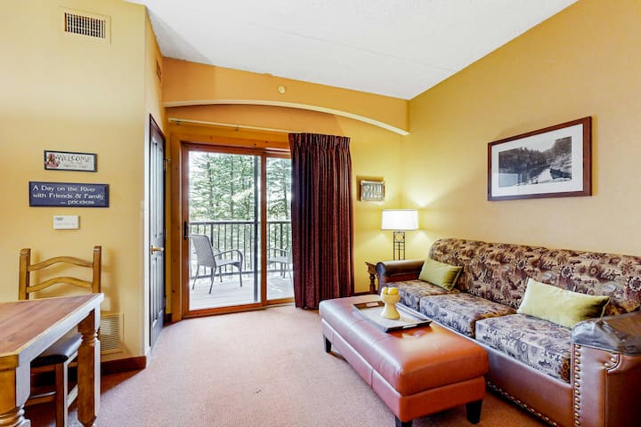 Studio With Scenic Balcony, Ac, & On-site Golf - Wisconsin Dells, WI