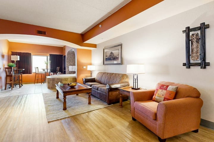 3br With Balcony, Jetted Tub, & Fireplace - ウィスコンシン・デルズ, WI