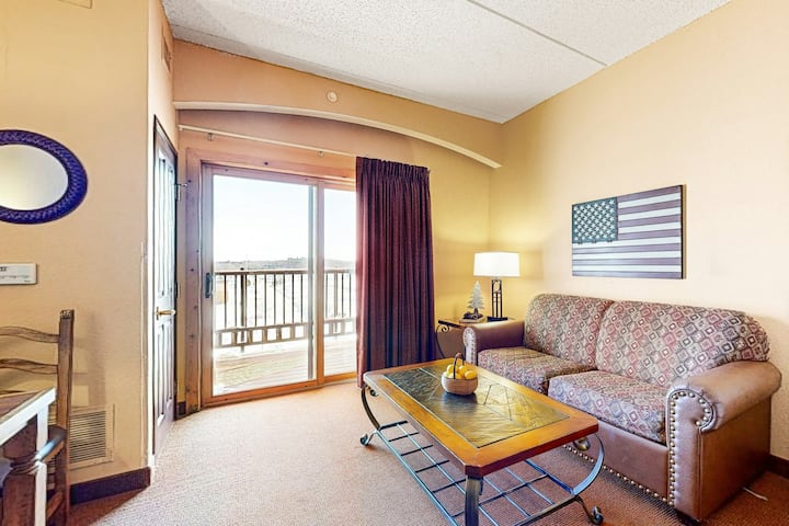 Resort Studio By River With Private Balcony - Wisconsin Dells, WI