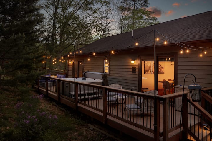 The Cozy Bear Cabin | Hot Tub, Fenced Yard, Games - Naked Mountain Winery, Markham