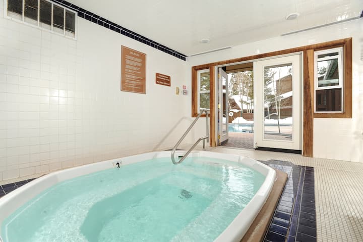 Spacious Mountain Condo With A Fireplace - Dillon, CO