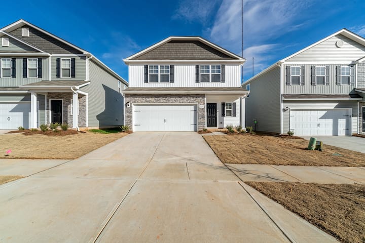Charming Retreat: Cozy & Stylish Home - Harrisburg, NC