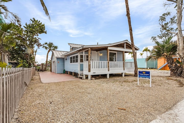 Cozy Beach Cottage | Walk To Times Square! - Fort Myers Beach, FL