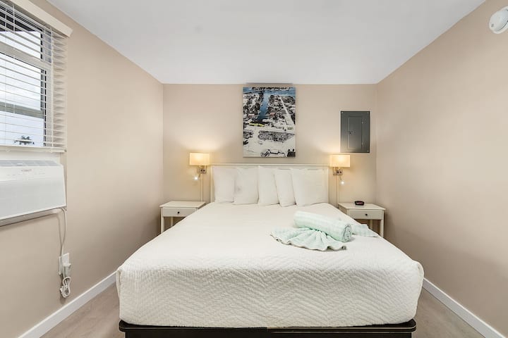 Cozy Beach Cottage | Walk To Times Square! - Fort Myers Beach, FL