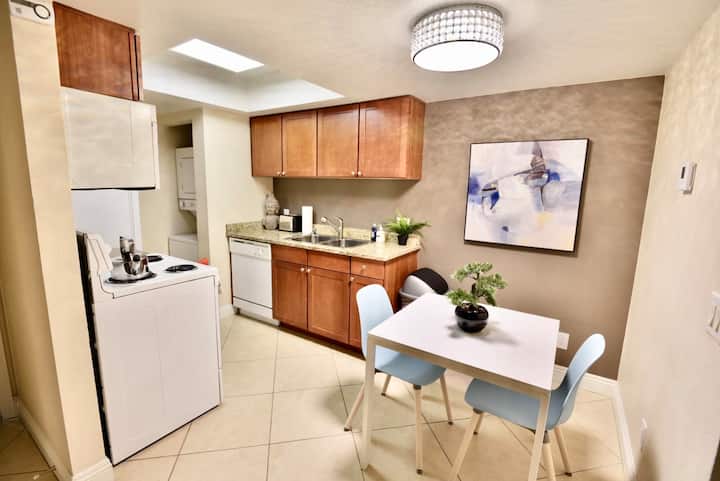 Lux 1br Condo Near Strip Patio, Pool, Gym, Laundry - Las Vegas, NV