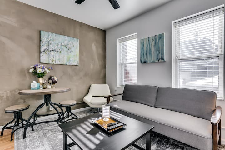 2 Bedroom Apartment In West Town - Chicago, IL