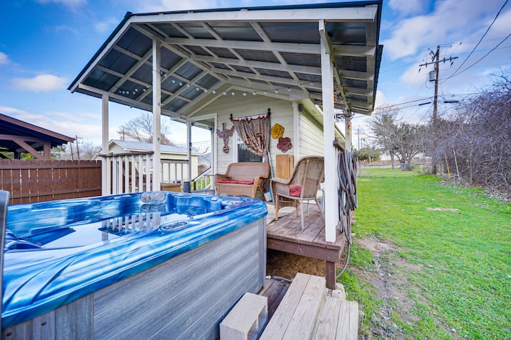 Cozy Canyon Lake Cottage Rental W/ Private Hot Tub - Canyon Lake, TX