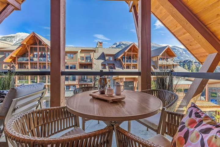 Elevated Penthouse Condo - Pool & Hot Tub - Canmore