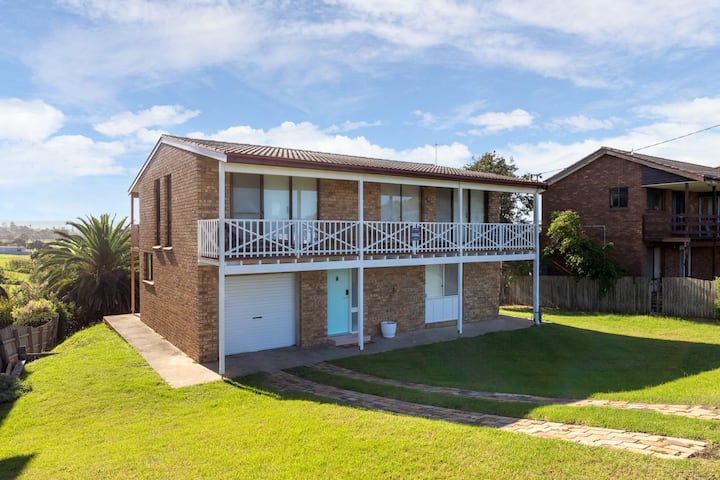 39 Scenic Drive - Directly Across From The Beach! - Bermagui