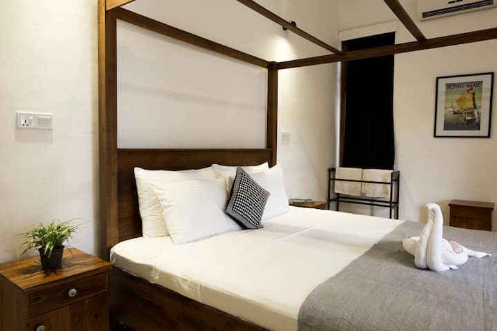 Black Cat | King Room • Boutique Café & Stay - Colombo