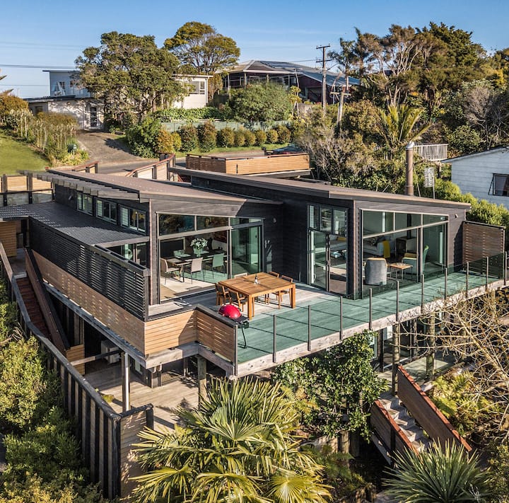 Taonga With Panoramic Ocean Views - ワイヘケ島