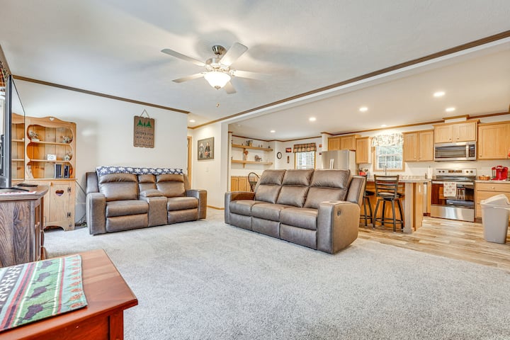 < 1 Mi To Beach: Peaceful Brant Lake Home! - 애더런댁