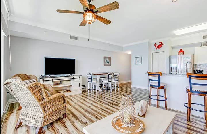 "Beach Paradise #2210" 3 Bed Unit-sleeps 6 - Panama City Beach, FL