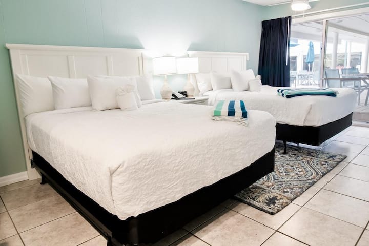 Pool View Room First Floor Sleeps 4 - Pawleys Island, SC