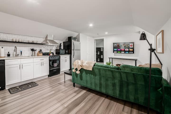 Columbus Getaway! Stylish Apartment! - Columbus, OH