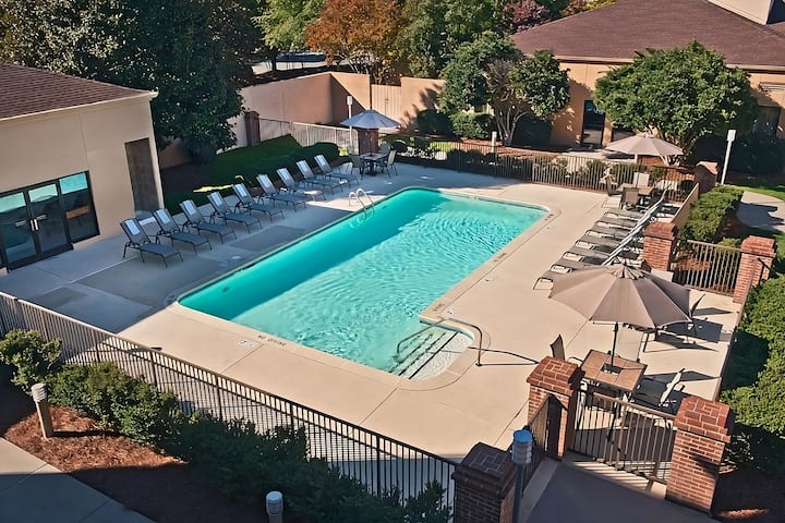 2 Relaxing Units, Free Shuttle, Pet-friendly! - Raleigh, NC
