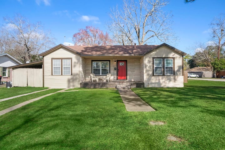Large Yard W/ Bbq Pit | Charming 3br Baytown Home - Baytown, TX