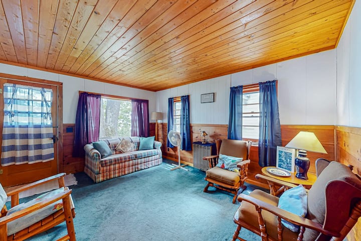 2br Lakefront Cottage W/ Fire Pit, Dock, & Views - Indian River, MI